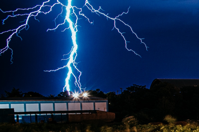 Fotógrafo registra queda de raio durante chuva em Boa Ventura ...