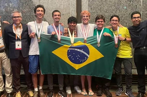 Brasileiros levam ouro, prata e bronze na maior olimpíada de matemática ...